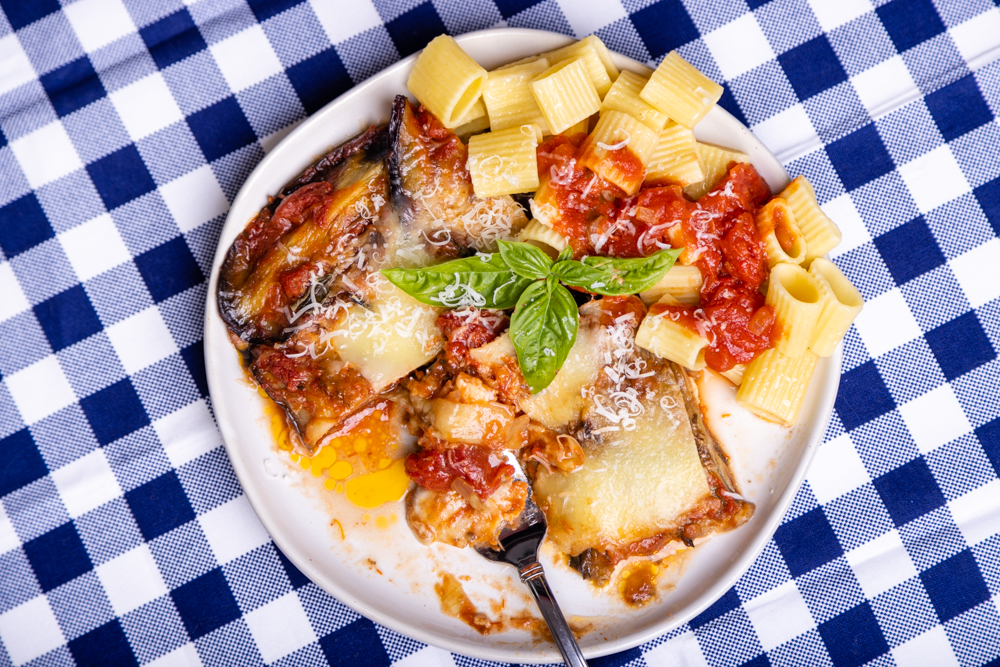 Zapečeni plavi patlidžan u paradajz sosu sa mocarelom i parmezanom ...